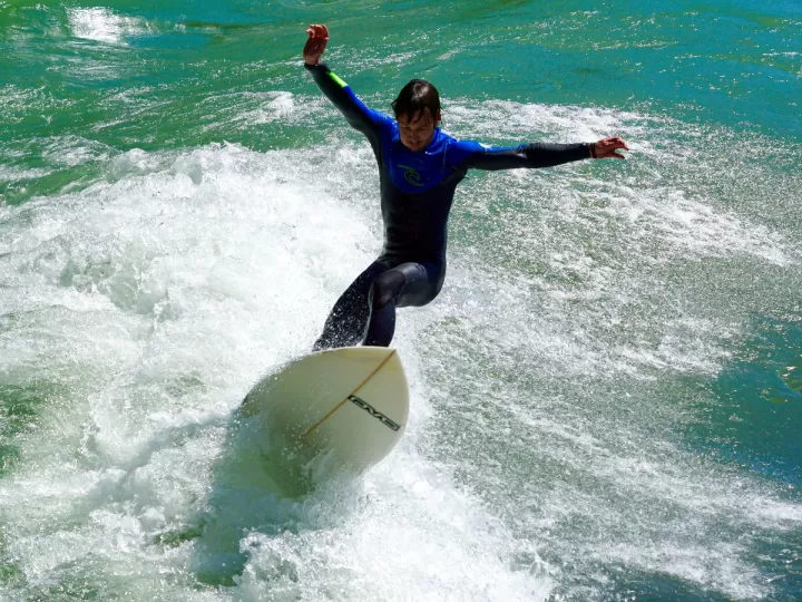 Descubre cómo crear tus propias olas en el mar y en tu hogar con cartón ...