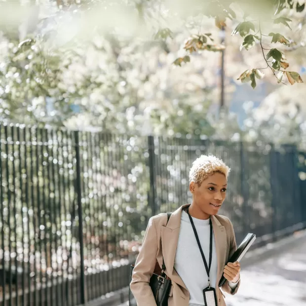10 formas de usar una falda verde en tonos variados: militar, esmeralda ...